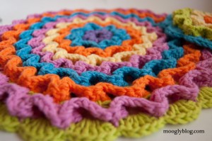 Free Pattern: Wiggle It Crochet Trivet and Dishcloth Set
