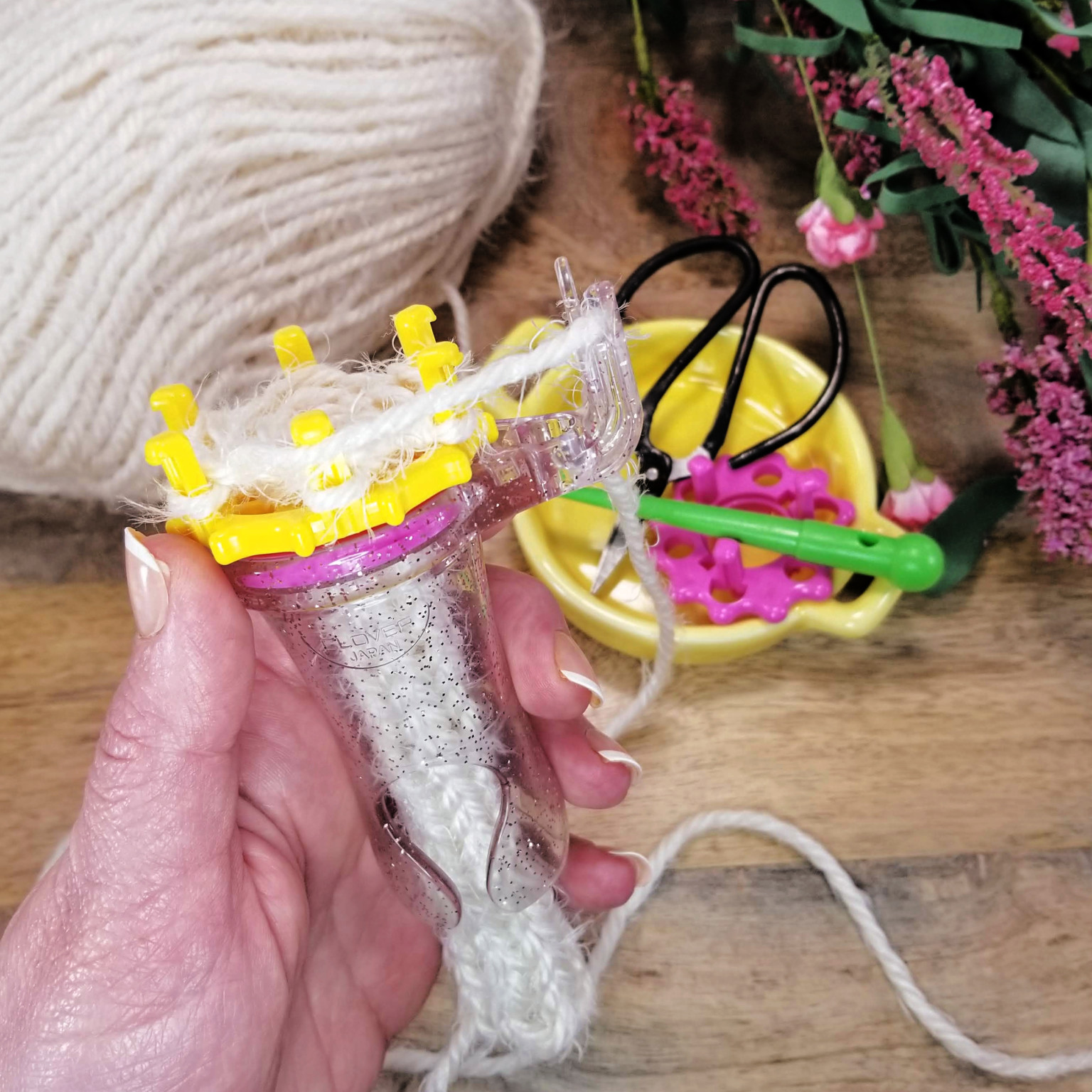 Clover Wonder Knitter Review and Giveaway - moogly