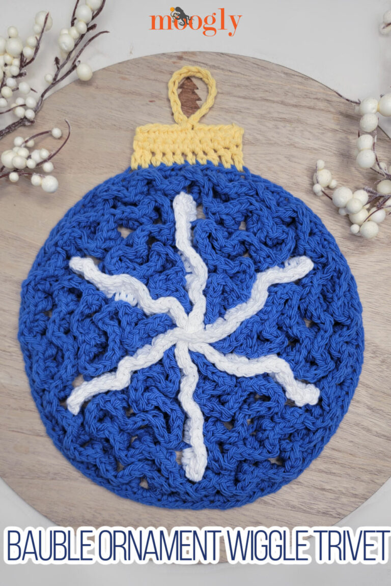Bauble Ornament Wiggle Trivet - Free Crochet Pattern on moogly