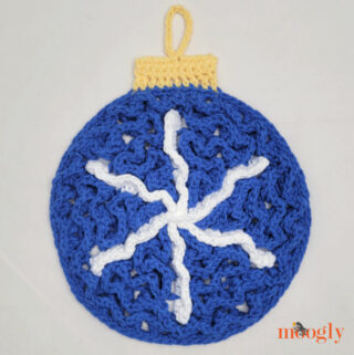Bauble Ornament Wiggle Trivet - Free Crochet Pattern on moogly