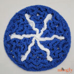 Bauble Ornament Wiggle Trivet - Free Crochet Pattern on moogly