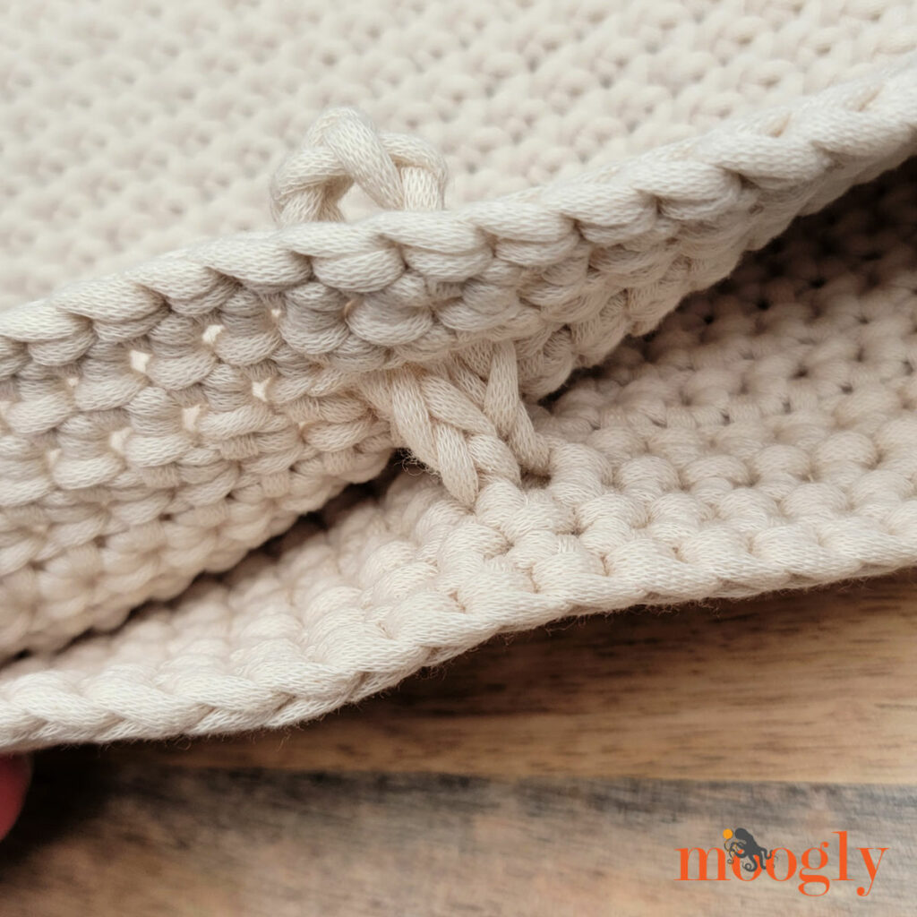 Free Casual Crochet Crossbody Bag Pattern on Moogly