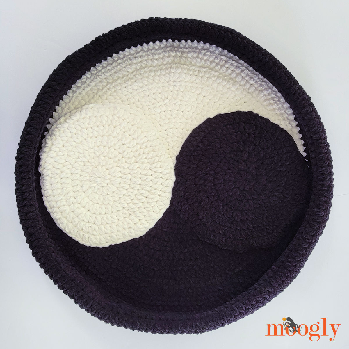 Yin-Yang Cat Bed - Free Crochet Pattern on Moogly